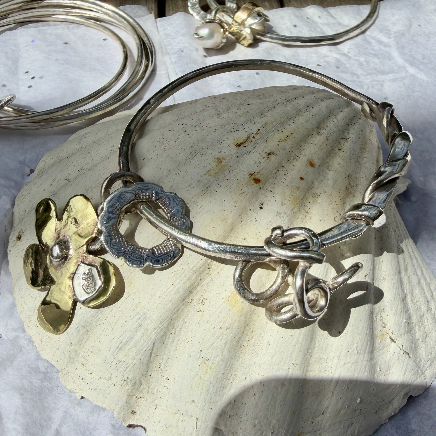 Sunshine flower and scroll bangle– Pomme